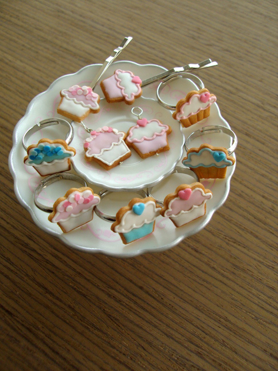 Cupcake Cookie Ring - Pink Heart To The Right on Luulla